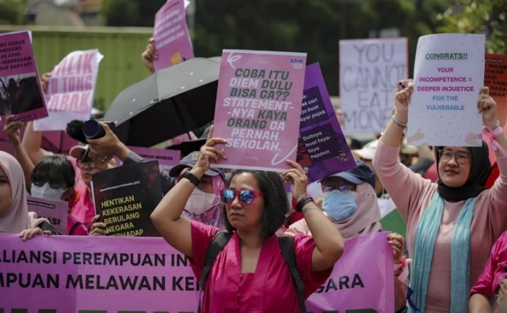 Massa Pakai Pink dan Bawa Sapu Lidi Desak Hentikan Kekerasan Negara di Depan DPR