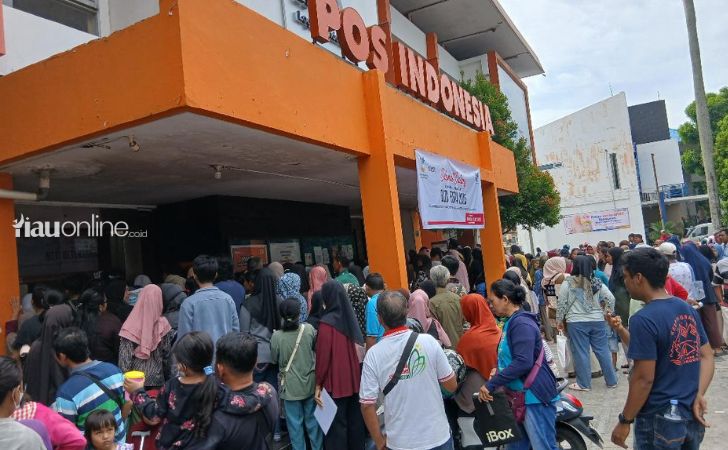 BLTS Kesra Cair, Warga Membludak di Kantor Pos Sudirman Pekanbaru