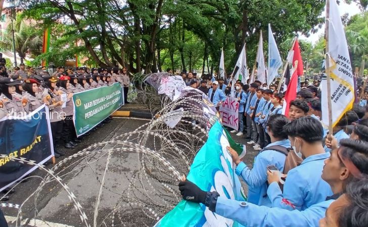 Aksi Demo Lanjutan, Ribuan Mahasiswa Geruduk DPRD Riau