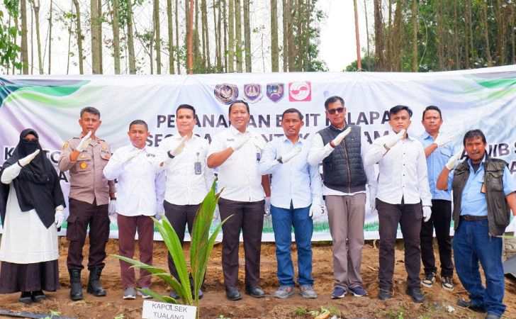 Imigrasi Siak dan Rutan Tanam Kelapa untuk Masa Depan Hijau
