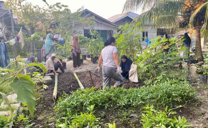 Kukerta MBKM Unri Ajak Warga Manfaatkan Pekarangan Jadi Lahan Produktif
