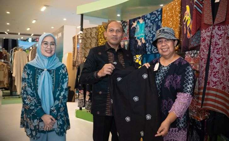 Nasabah BRK Syariah Rumah Tenun Arios Tampilkan Wastra Khas Kepri di ...