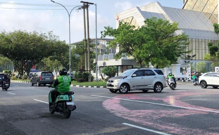 Ironi di Depan Pos Polisi, Pengendara Bebas Langgar U-Turn Terlarang di ...