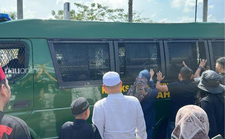 Abdul Wahid Dipindahkan ke Rutan Sialang Bungkuk, Disambut Pendukung ...